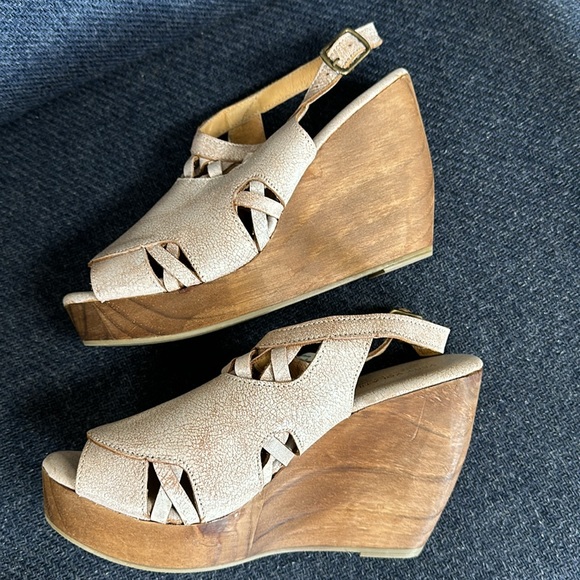 Very Volatile | Shoes | New Very Volatile Crackle Wood Heel Platform ...